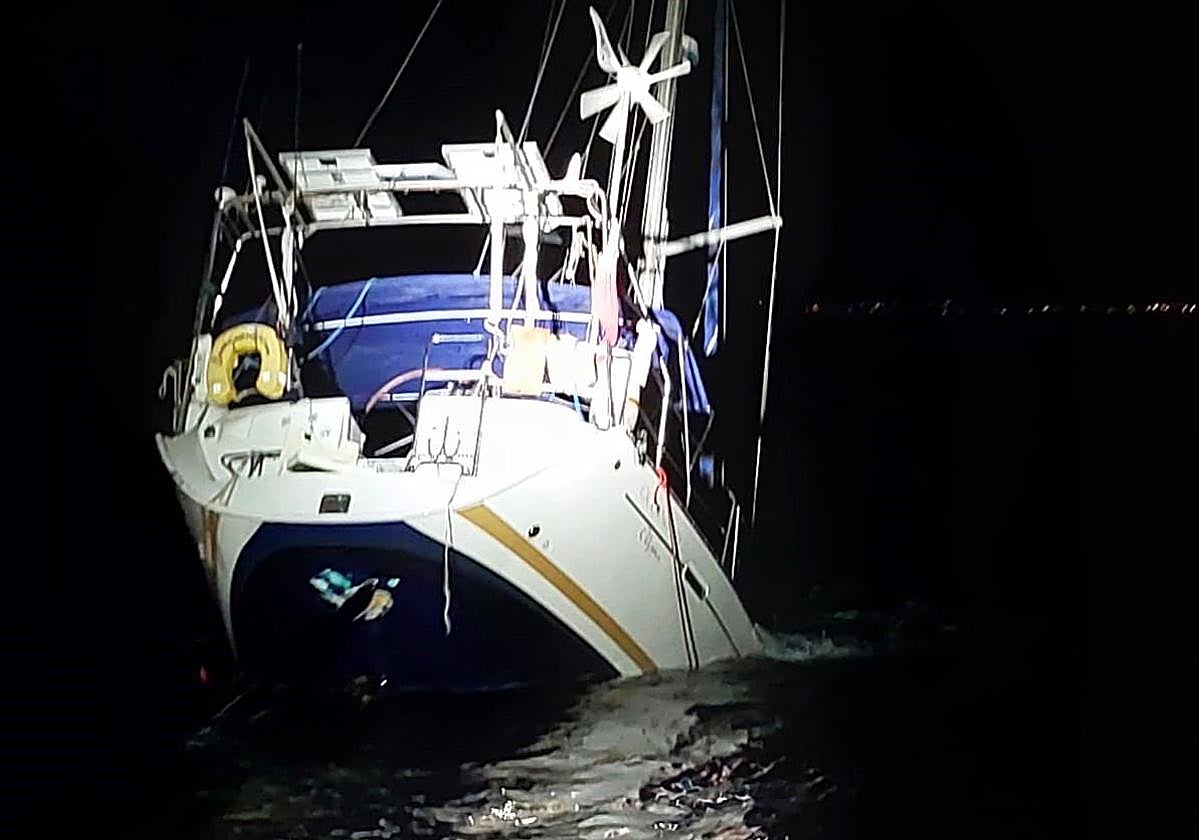 Rescatan a tres personas en el Estrecho al hundirse su velero tras un ataque de orcas | El ...